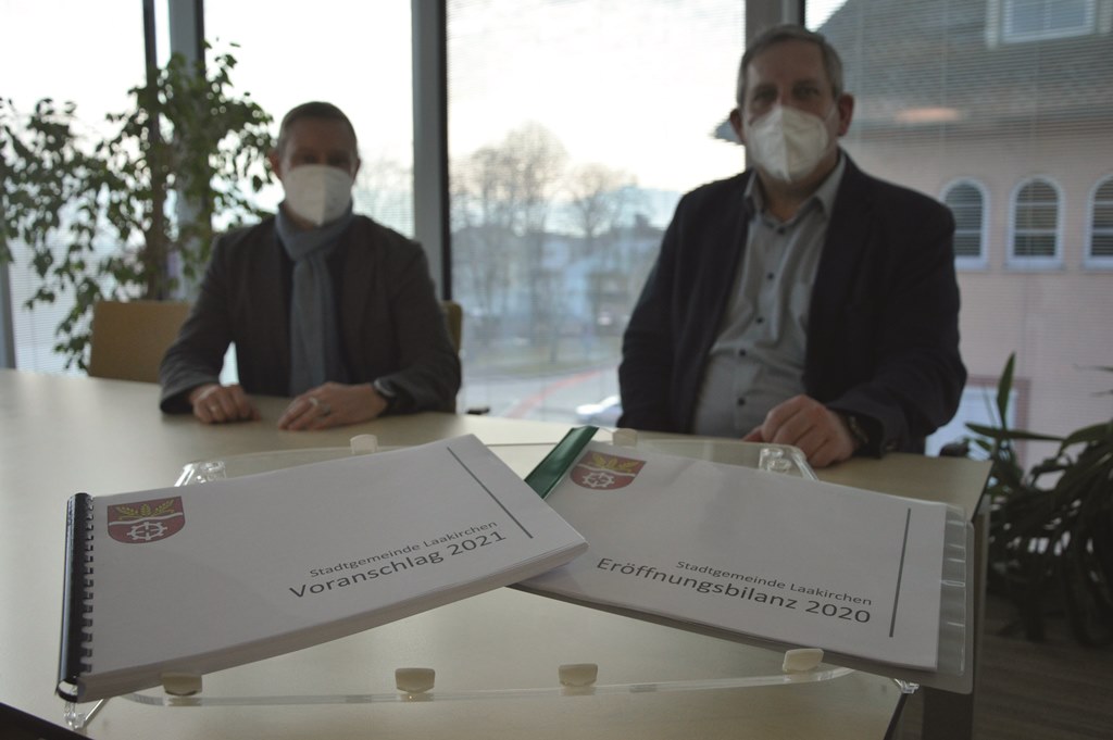 Erste Eröffnungsbilanz der Stadtgemeinde Laakirchen präsentiert - salzi.at Erste Eröffnungsbilanz der Stadtgemeinde Laakirchen präsentiert - salzi.at