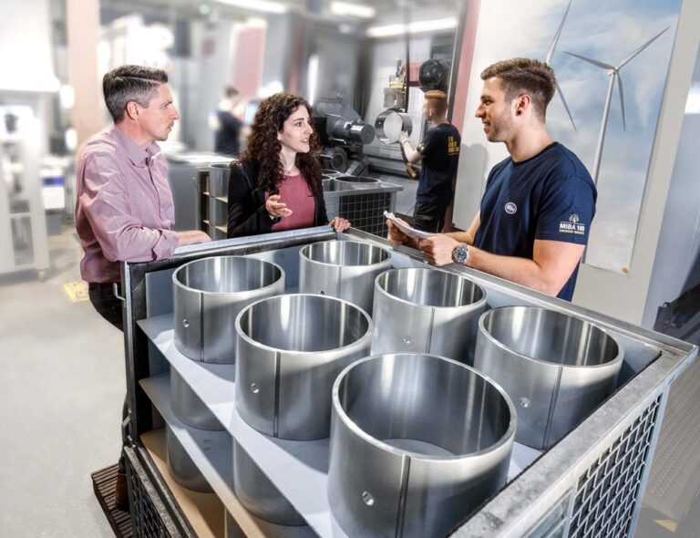 Produktion Gleitlager für Windturbinen bei der Miba Gleitlager Austria ...