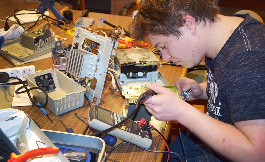 Kostenlose Workshop-Reihe: Elektronik verstehen und reparieren - salzi.at