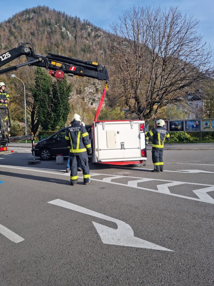 PKW Anhänger umgestürzt–Einsatz für die Hauptfeuerwache Bad Ischl 3 ...