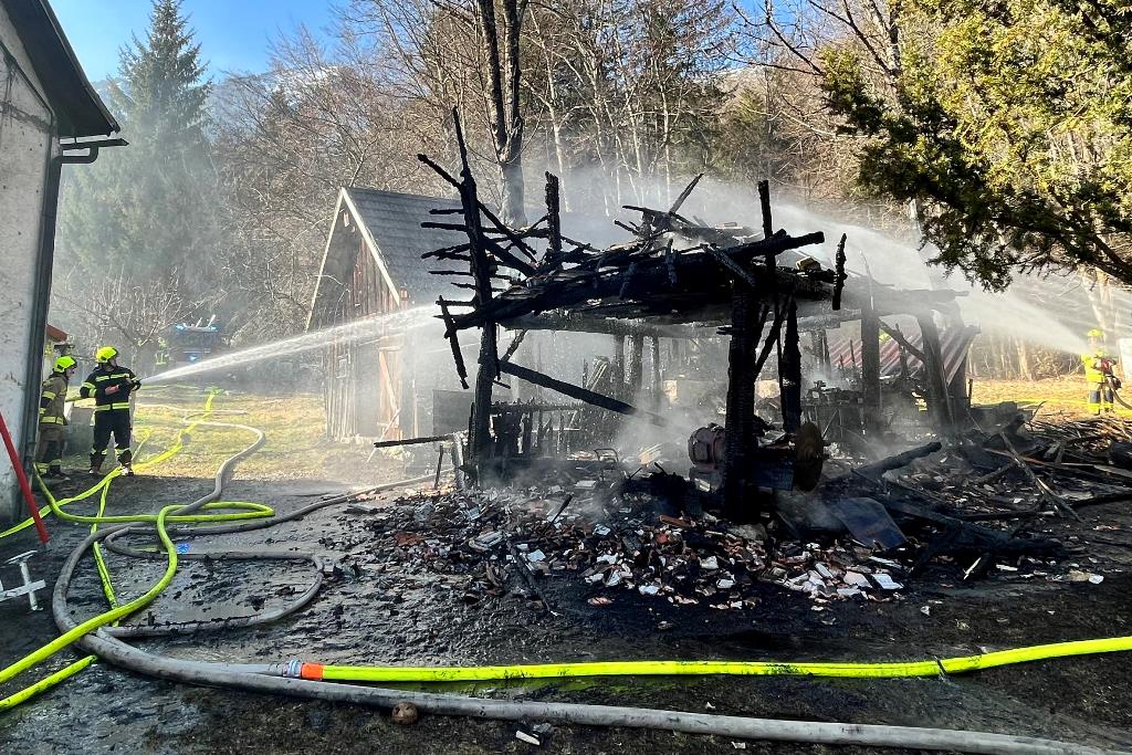 Gartenhütte in Vollbrand: Großeinsatz in Ebensee - salzi.at