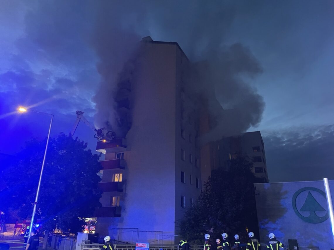 Brand in mehrstöckigem Gebäude Quelle FF VB (2) - salzi.at