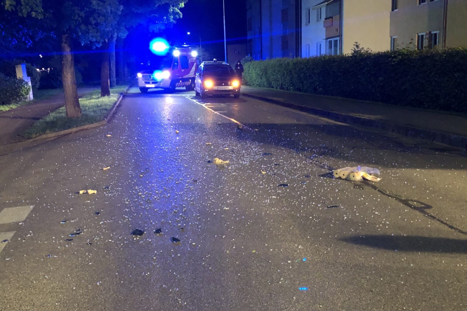 2,1 Promille: Autolenker kracht in Attnang-Puchheim gegen Glasfront eines Lebensmittelgeschäfts ...