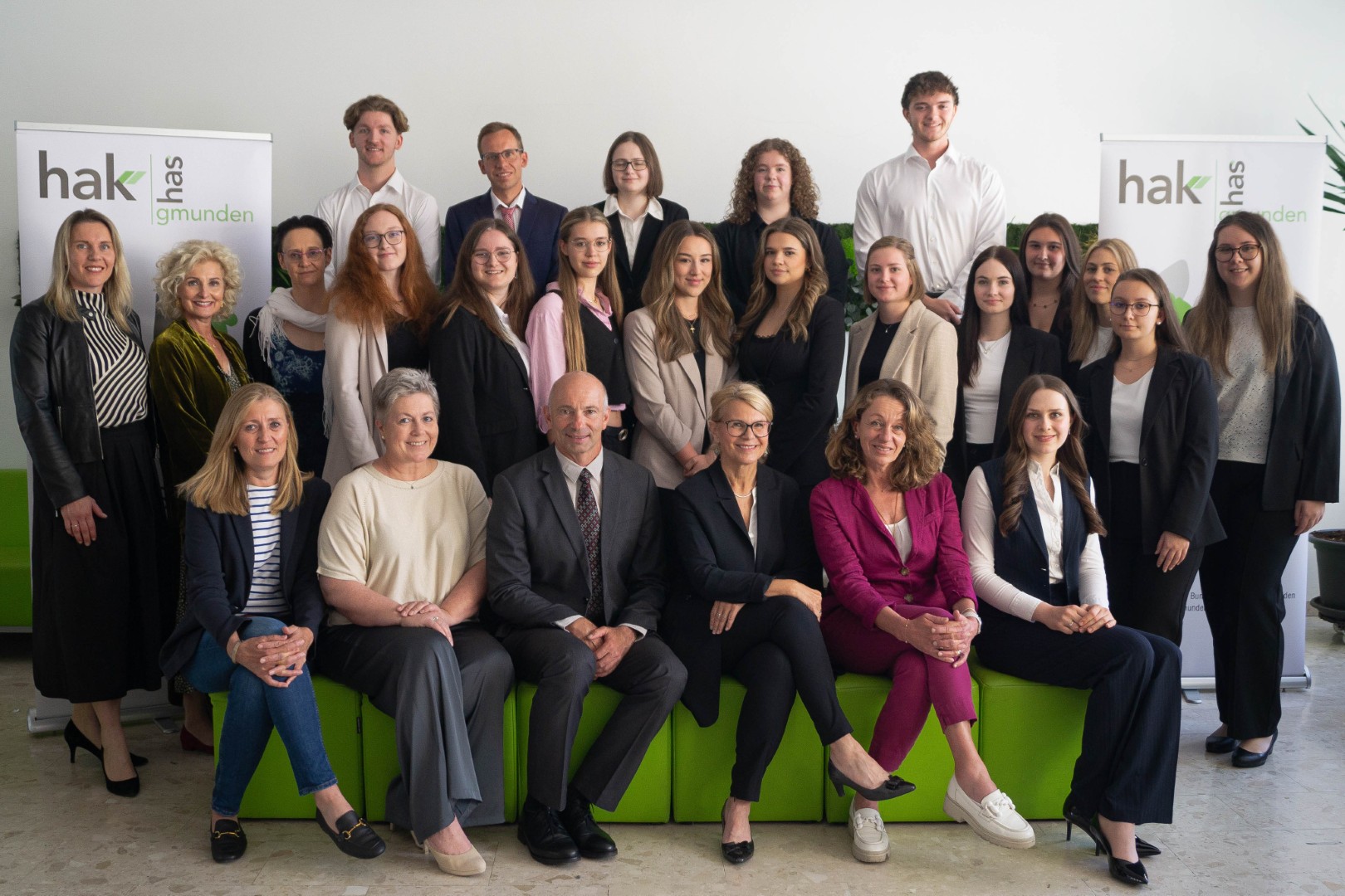 MaturantInnen und Abschlussklasse der HAK HAS Gmunden - salzi.at