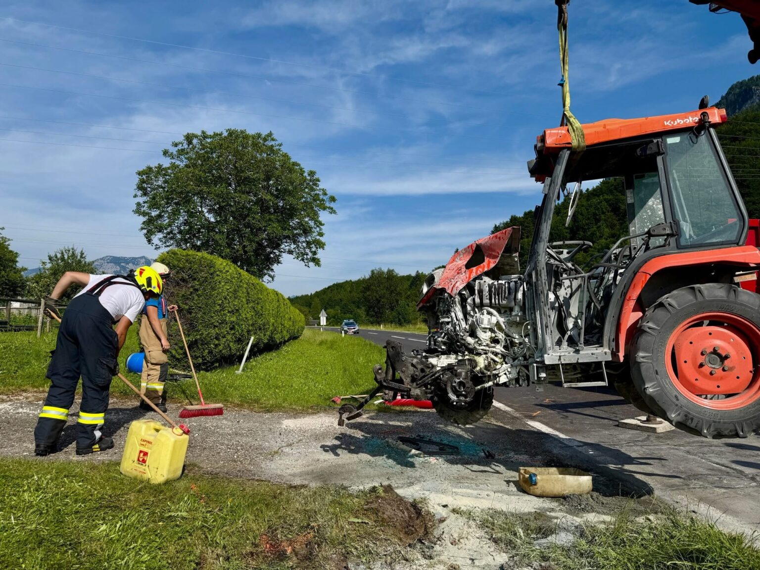 Schwerer Unfall: Auto kollidiert mit Traktor - salzi.at