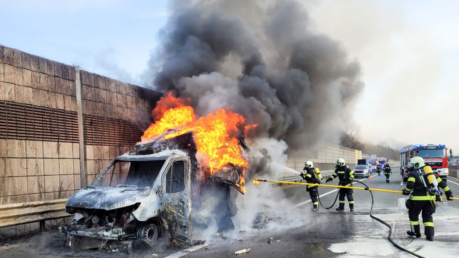 LKW in Vollbrand A1 Credit Fotos Schönberger Höllnsteiner AFK Mondsee ...