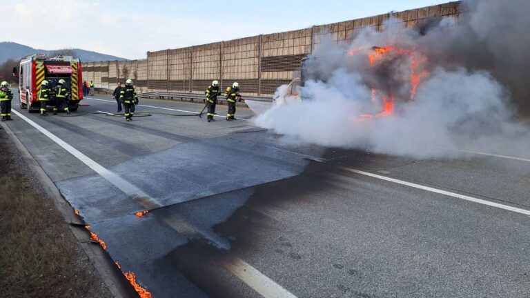LKW in Vollbrand A1 Credit Fotos Schönberger Höllnsteiner AFK Mondsee ...